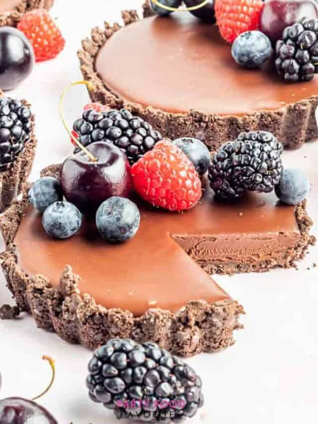 Mini Chocolate Pies with Oreo Crust | Party Food Favorites